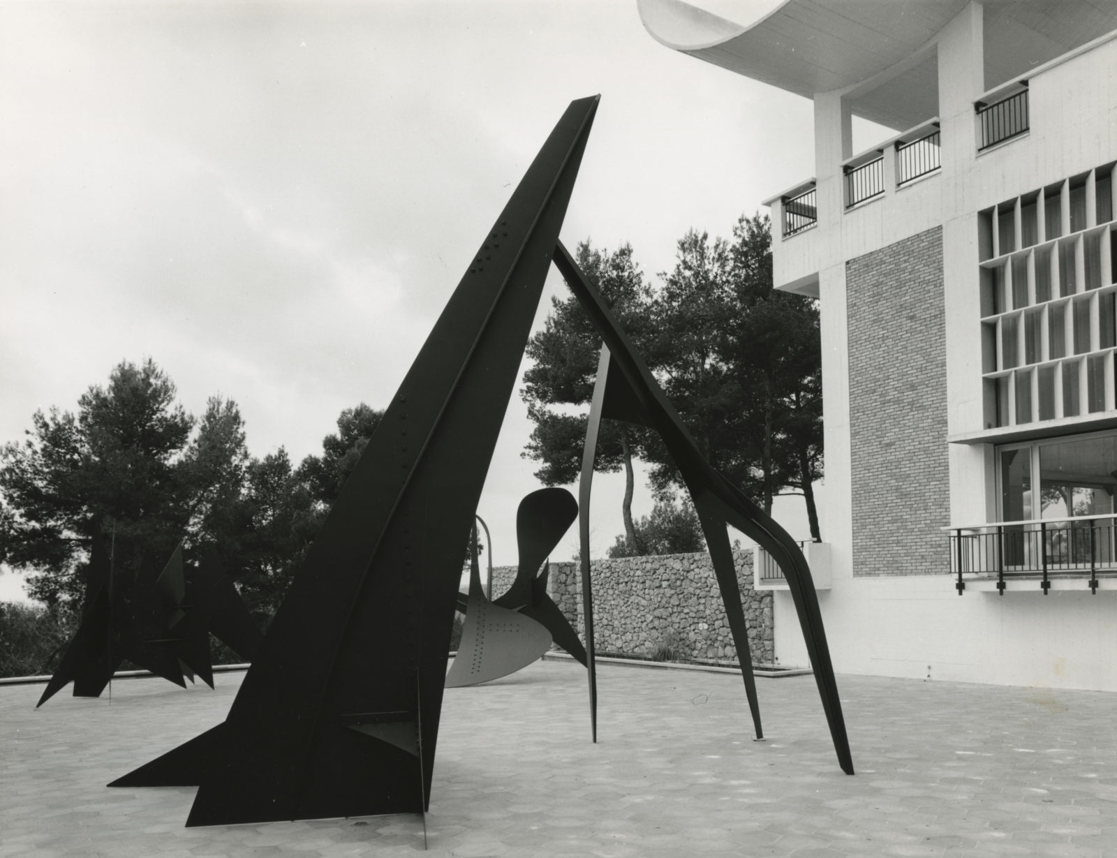 Les Triangles (1963) | Calder Foundation