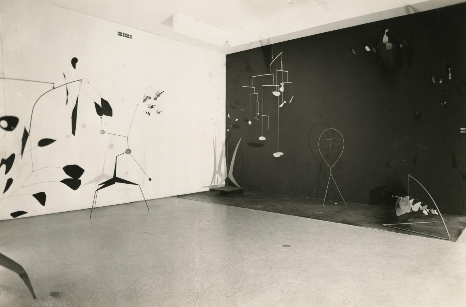 Alexander Calder: Sculptures and Constructions (1943) | Calder Foundation