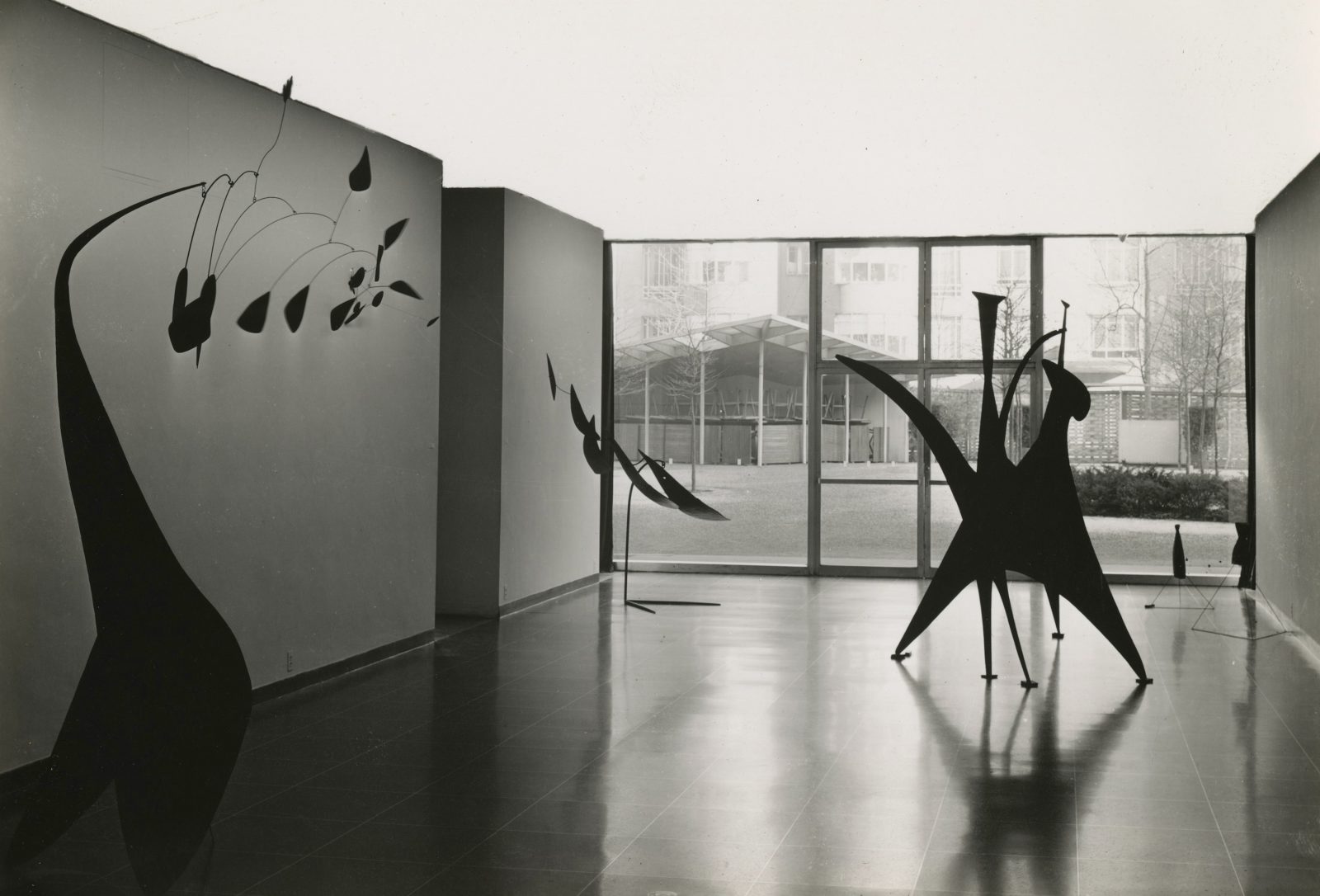Alexander Calder: Sculptures and Constructions (1943) | Calder Foundation
