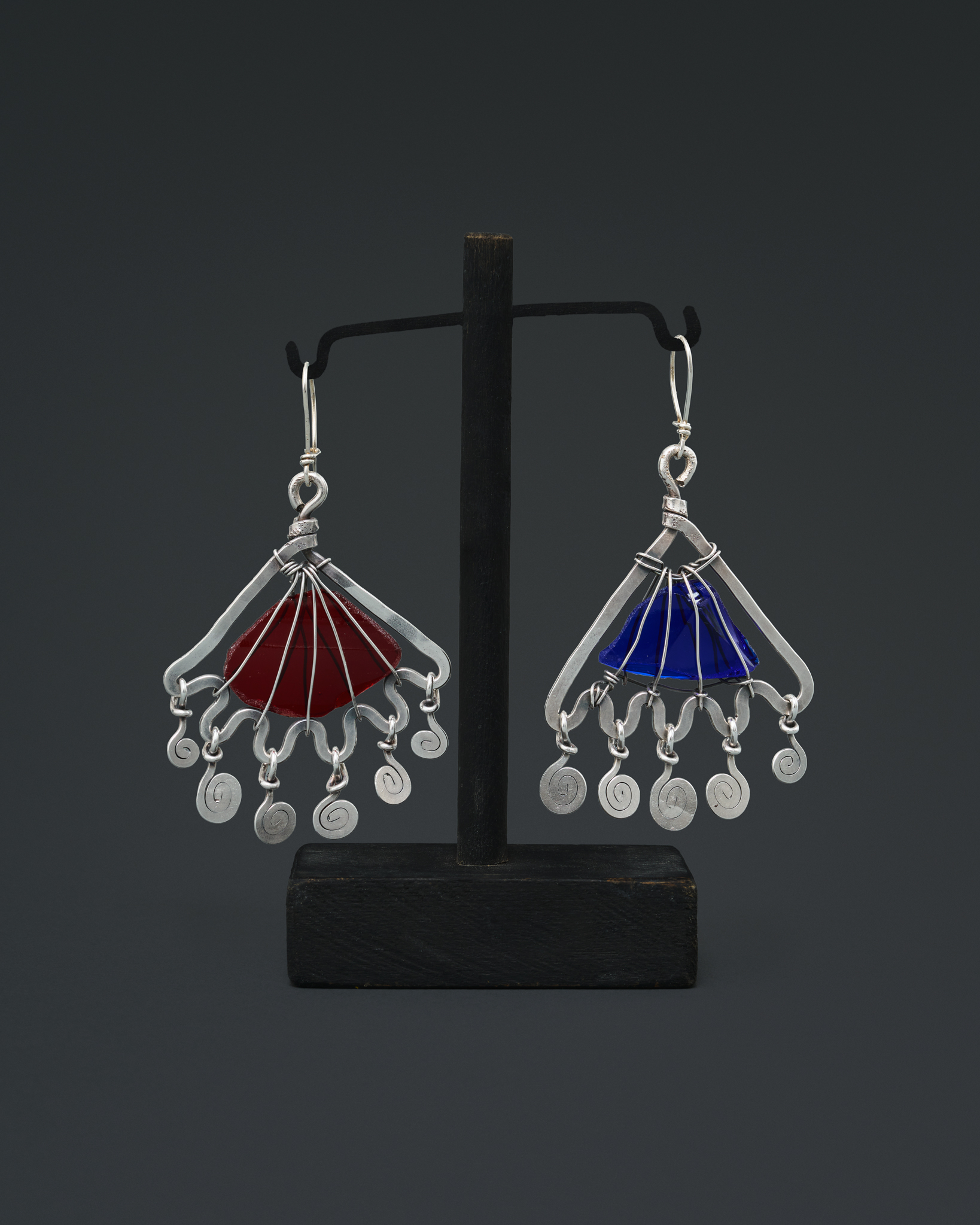 Earrings (1953) | Calder Foundation