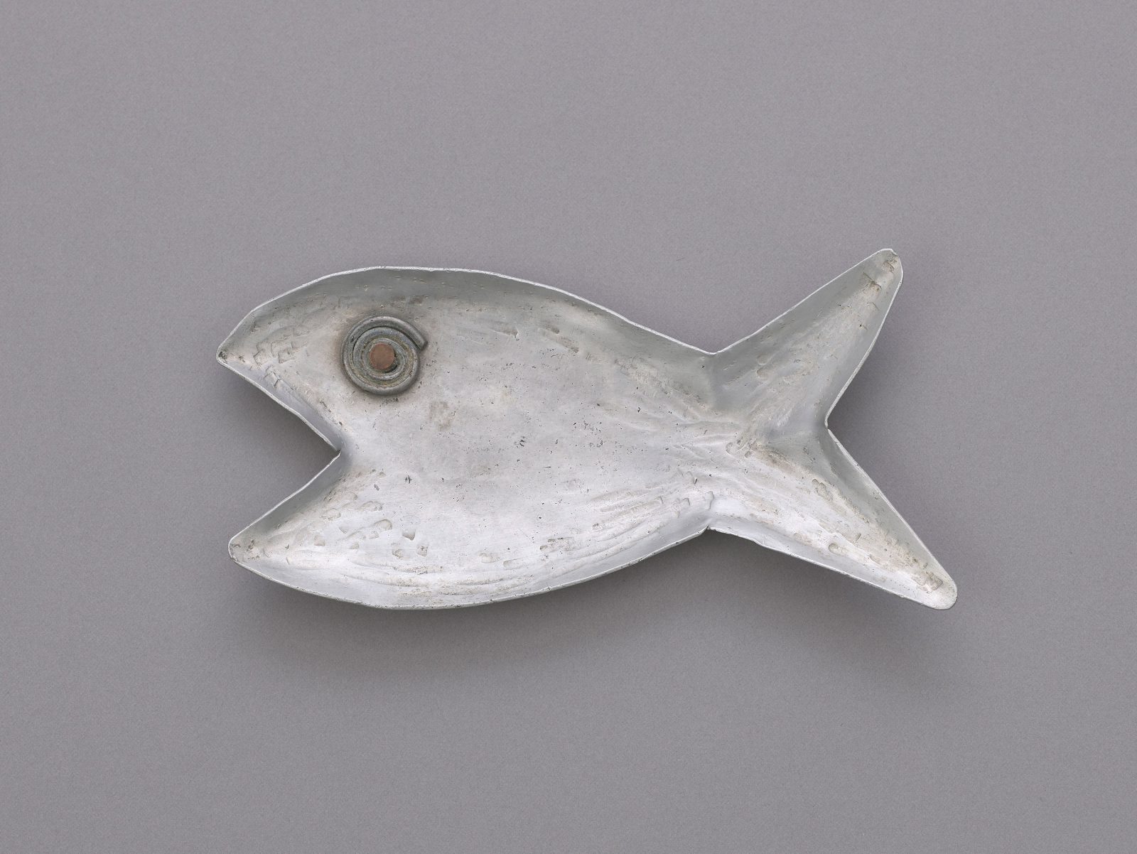 Fish ashtray (c. 1935) | Calder Foundation