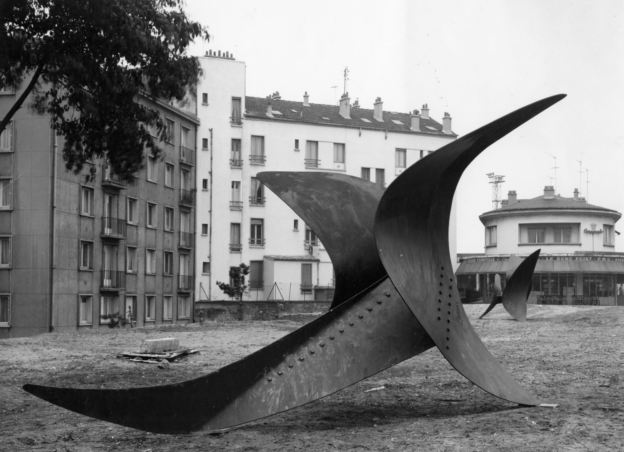 Les Triangles (1963) | Calder Foundation