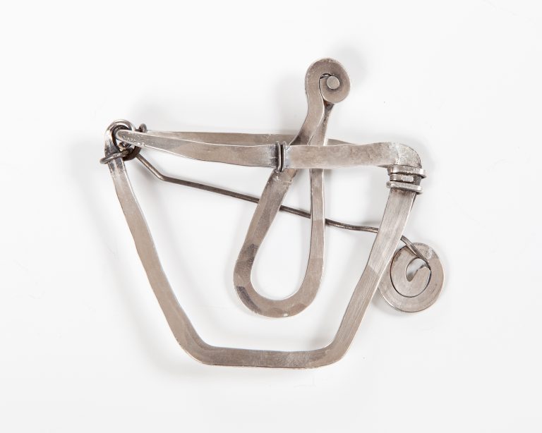 Mortar and pestle brooch (c. 1955) | Calder Foundation